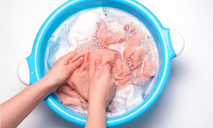 5 Cara Menghilangkan Noda Luntur Membandel di Baju Berwarna